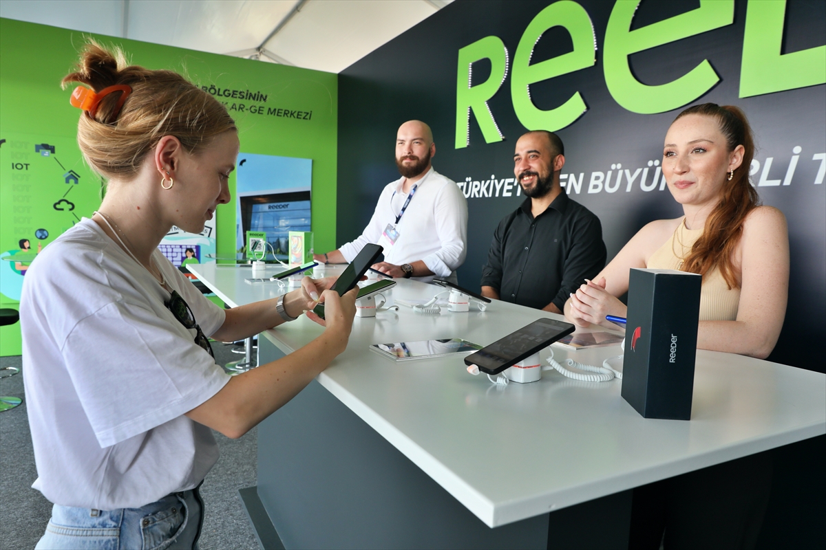 Reeder yeni akıllı cep telefonu modeli "S19 Max Pro"yu TEKNOFEST'te ...