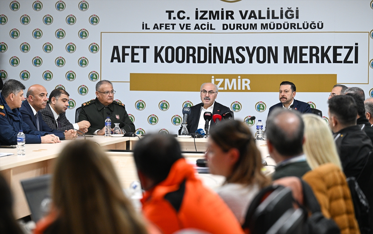 İzmir Valisi Köşger, depremzedeler için toplanacak yardımlara ilişkin ... İzmir Valisi Köşger, depremzedeler için toplanacak yardımlara ilişkin ...