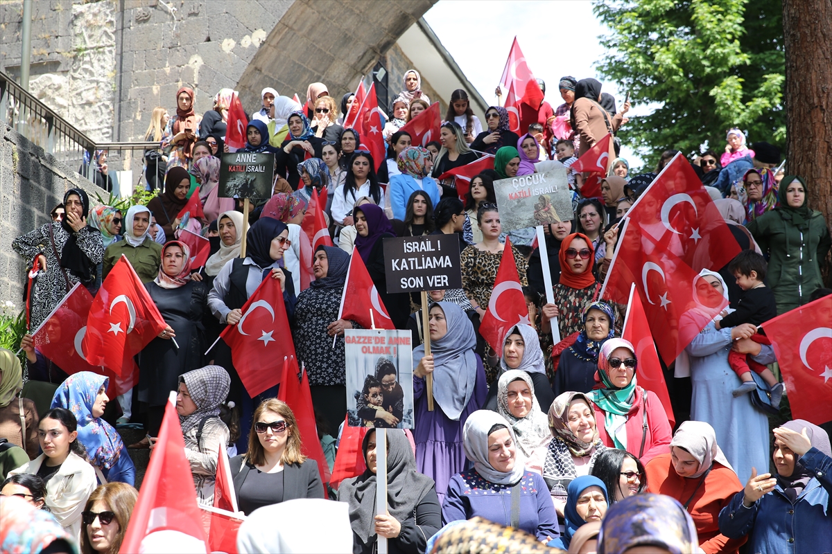 AK Parti'li kadınlar, Gazze'de yaşam hakkı ellerinden alınan anneler ... AK Parti'li kadınlar, Gazze'de yaşam hakkı ellerinden alınan anneler ...